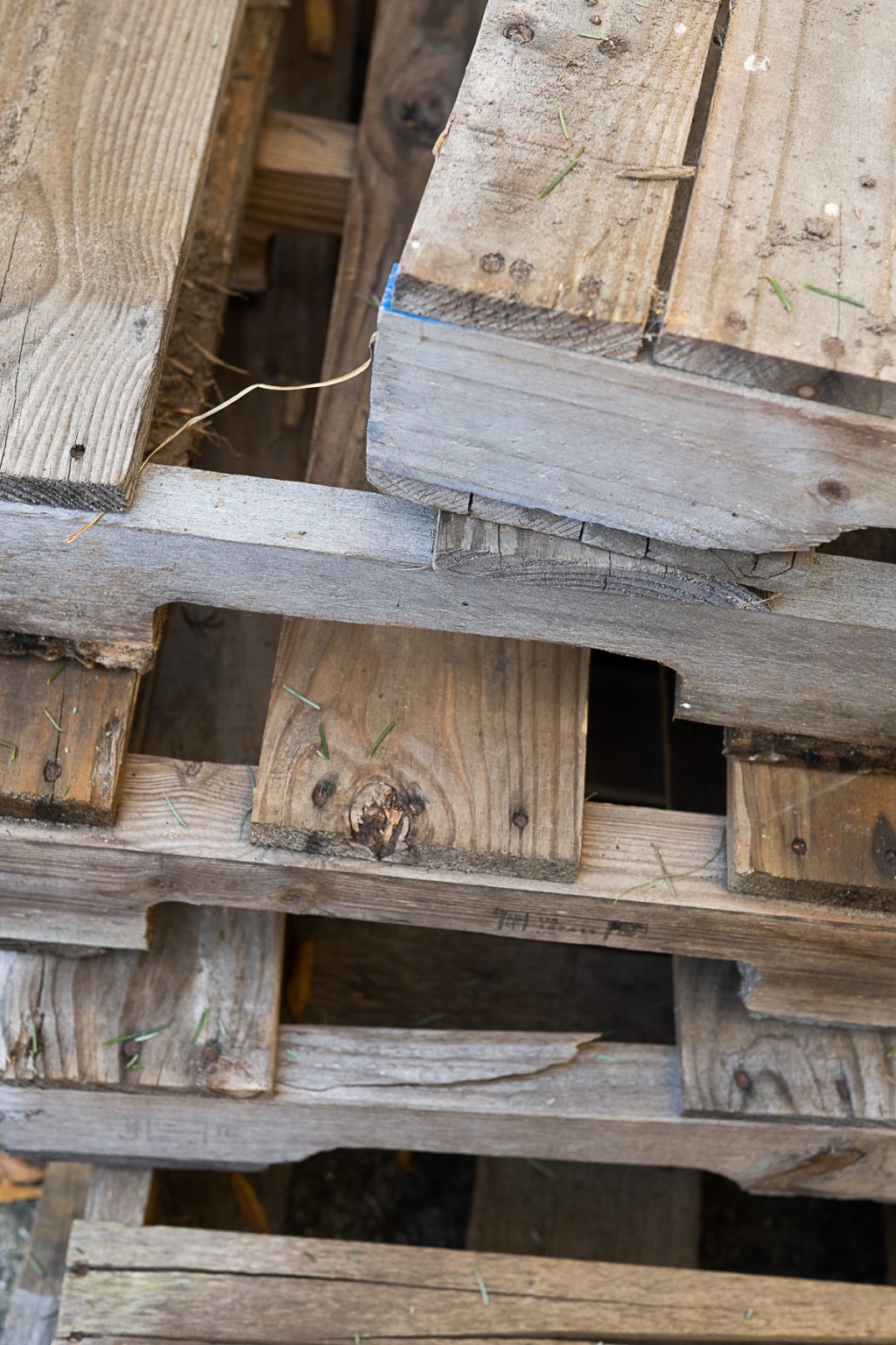 Wood Pallet Christmas Crafts: Sustainable DIY Christmas Decorations ...