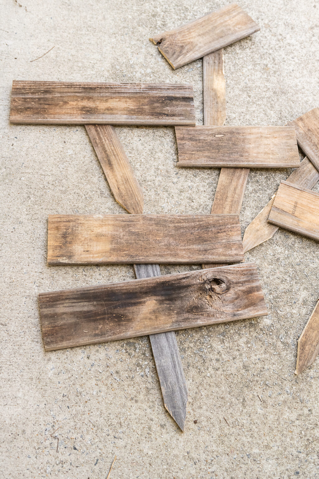 How to Make Easy, Spooky DIY Halloween Yard Signs from Wood Pallets ...