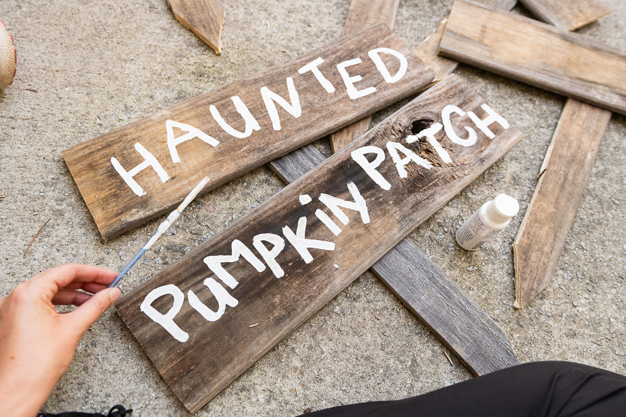How to Make Easy, Spooky DIY Halloween Yard Signs from Wood Pallets ...