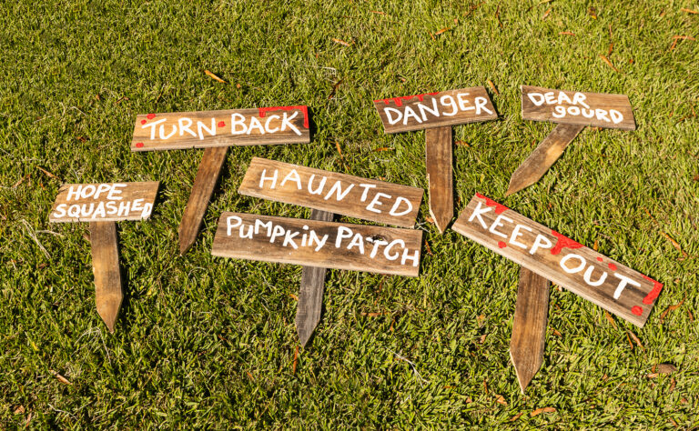 How to Make Easy, Spooky DIY Halloween Yard Signs from Wood Pallets ...