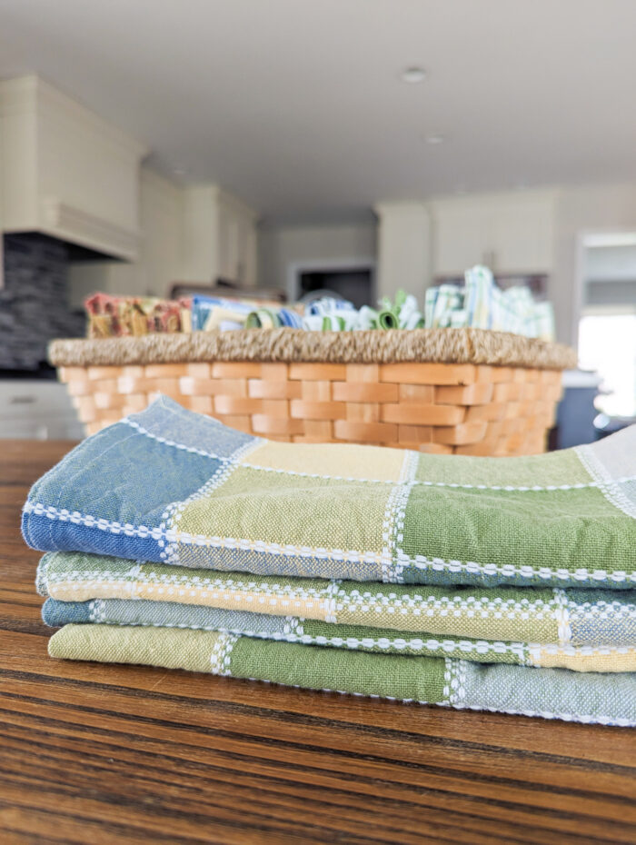 How to Make Simple DIY Cloth Napkins from Thrifted Tablecloths ...