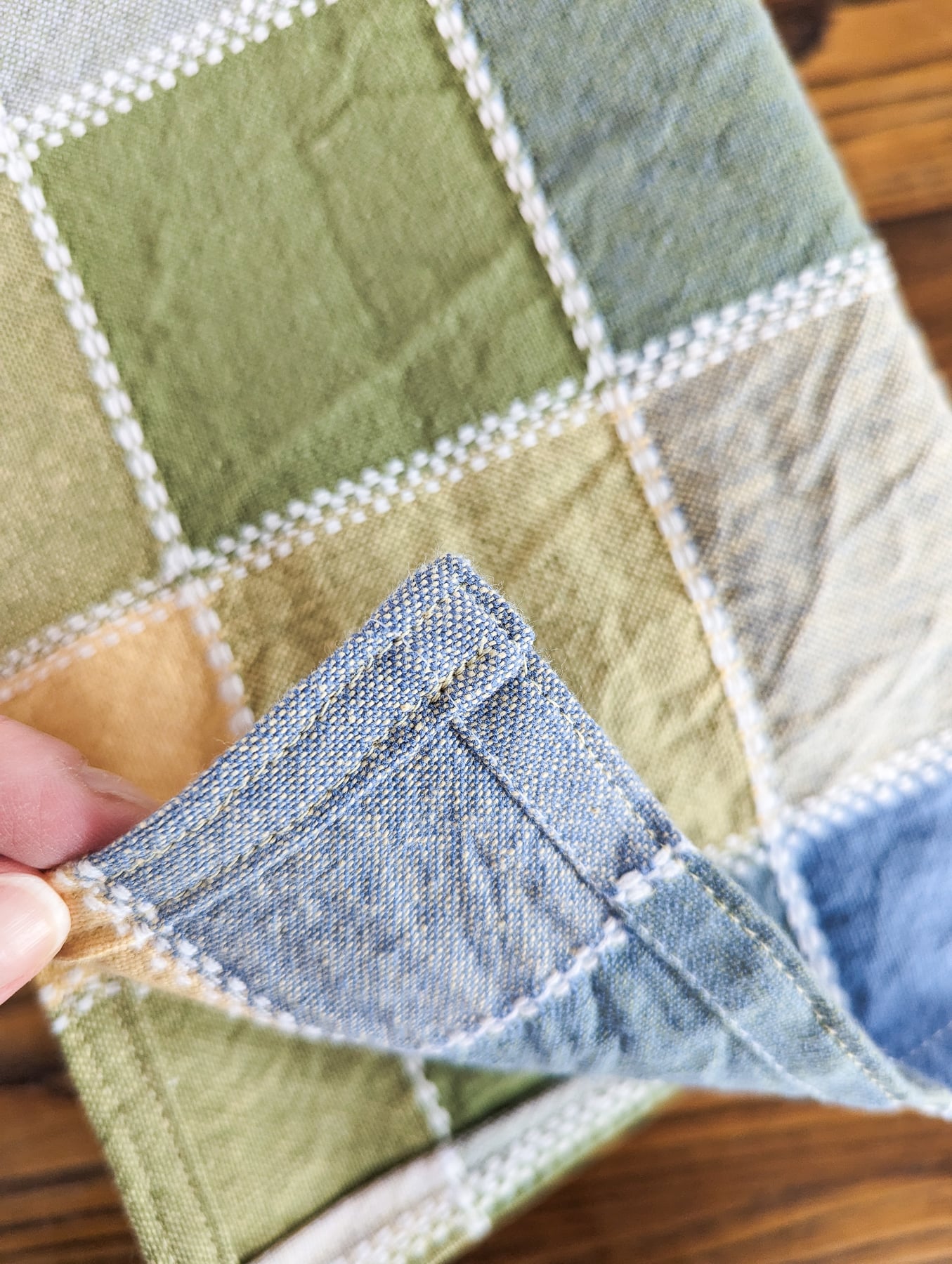 How to Make Simple DIY Cloth Napkins from Thrifted Tablecloths ...