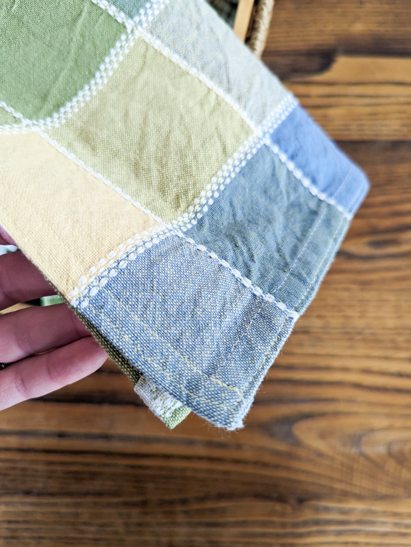 How to Make Simple DIY Cloth Napkins from Thrifted Tablecloths ...