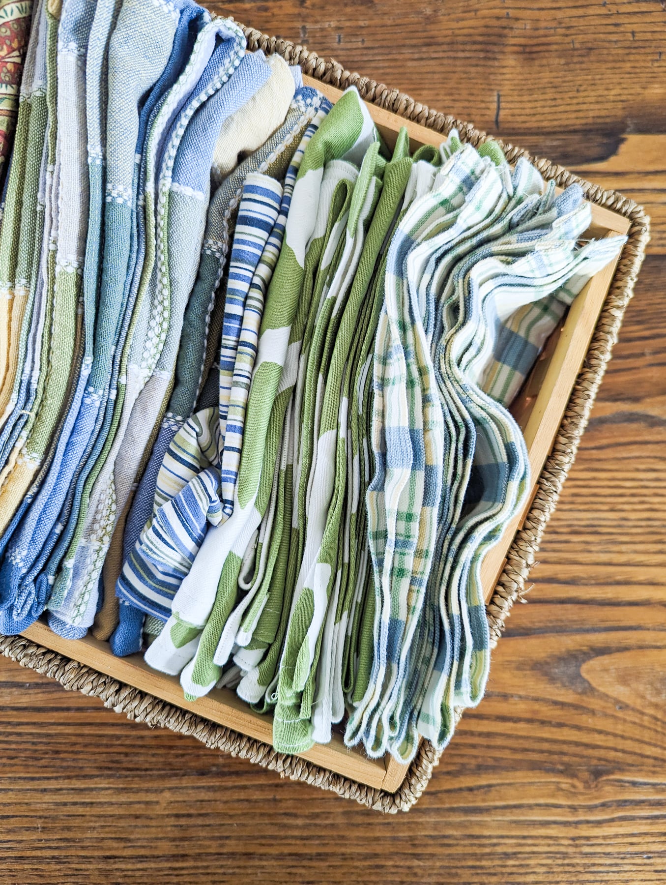 How to Make Simple DIY Cloth Napkins from Thrifted Tablecloths ...